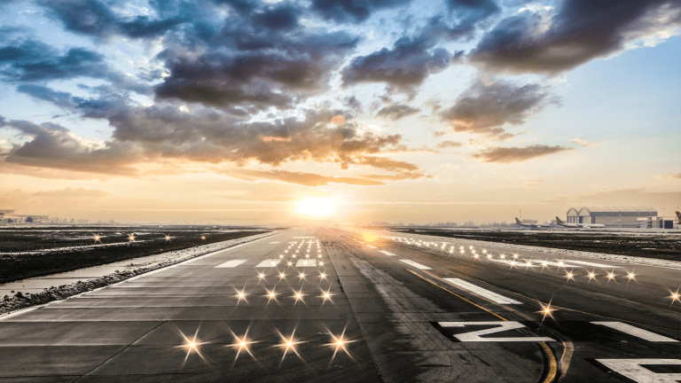 PAPI Lights: 7 Vital Facts for Pilots and Students